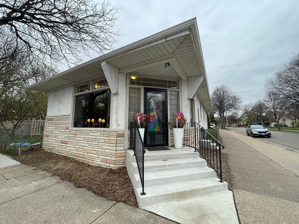 👗 The "good used stuff" shop opening this weekend on 42nd Ave