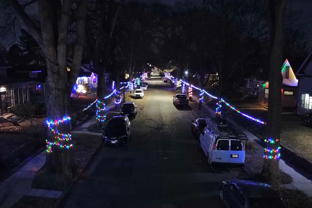 The 41st/42nd Avenue boulevard lights are on